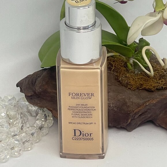 Dior | Makeup | Dior Forever Skin Glow 24h Wear Radiant Foundation Spf 5 5n 67 Oz New | Poshmark